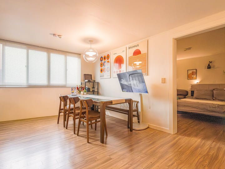 [이태원역 도보3분/2층8인숙소]•경복궁•합정홍대•명동•종로•한강•night Life - Seoul