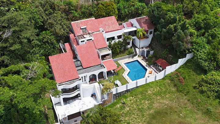 40pax, Bangsar Big Villa/privatepool/karaoke/party - Kuala Lumpur