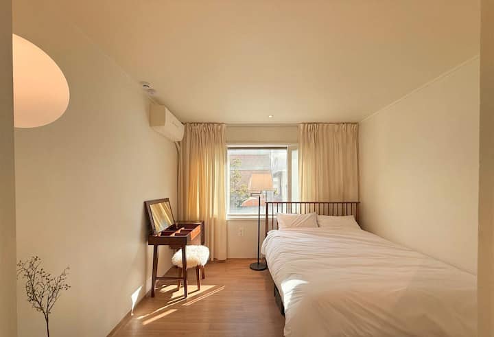 [신규50%할인]#광안역5분#호텔침구#여행가방보관#무료netflix#이동식tv#퀸침대2개 - Busán