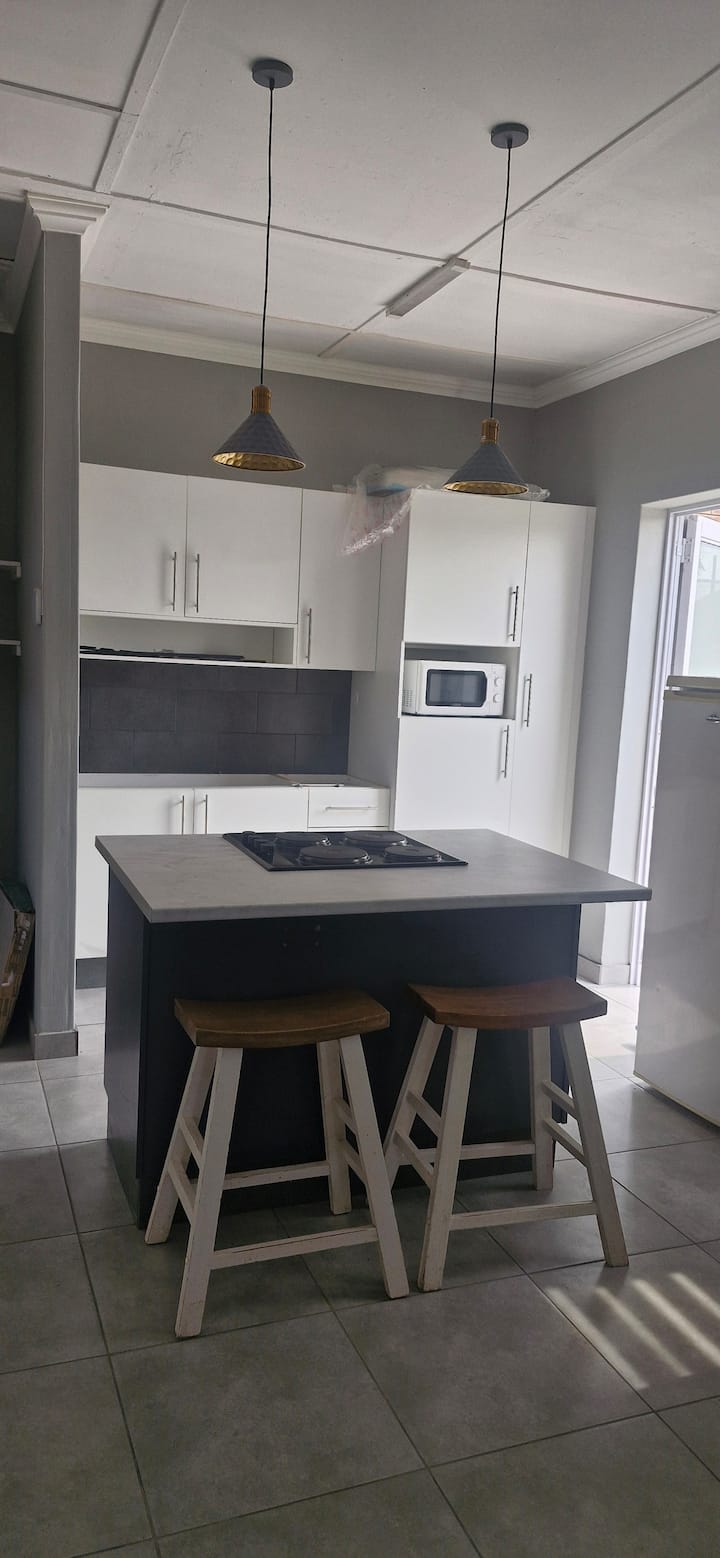 Cosy 2 Bedroom Close To Airport With Its Own Yard. - East London