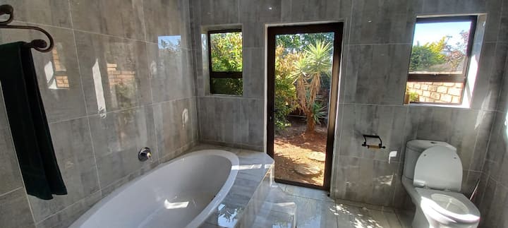 Budais Guest Lodge - Benoni