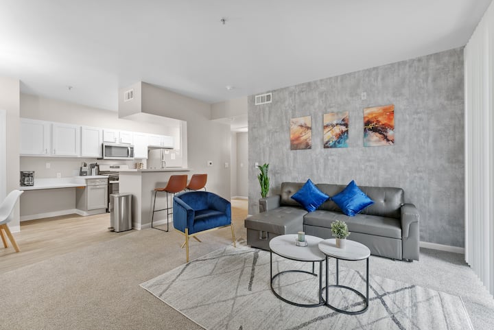 Designer 1b/1b - King Suite - Steps From The Lake - Sparks, NV