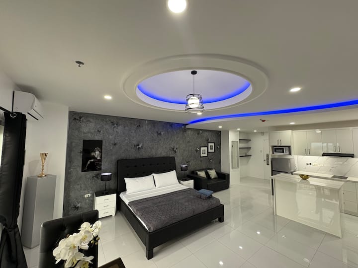 Kandi White Tower 65sqm Studio W/ 55" Tv & Netflix - Angeles