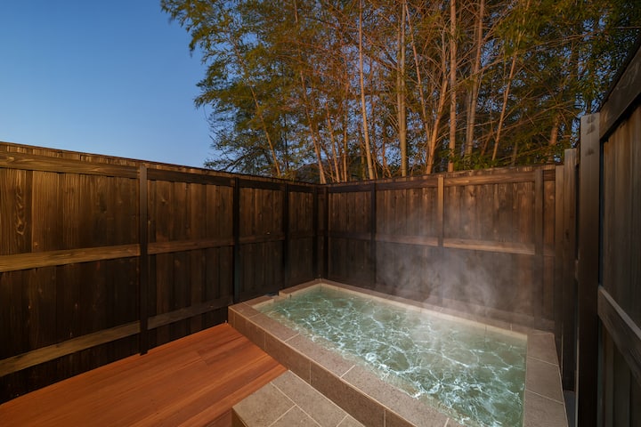 [Yufuin Onsen Villa Shinsen-an] Open-air Bath - Japan