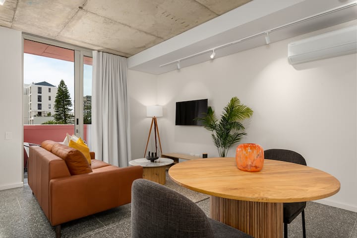 Stylish Sea Point Apartment | Signal Hill Views - Camps Bay