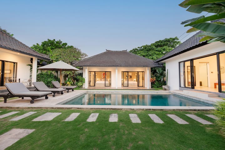 Elegant Modern 4br Retreat In The Heart Of Berawa - Bali
