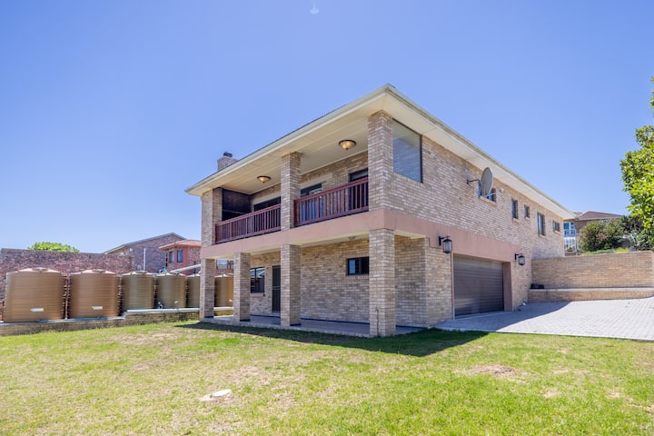 Dream Family Escape: Modern 4-bedroom Home - Port Alfred