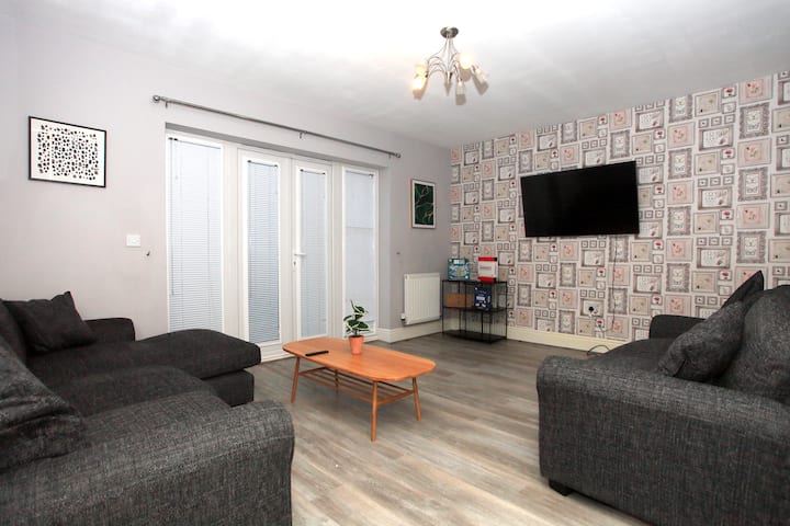 Stylish And Spacious Getaway | Hot Tub | Parking - Peterborough