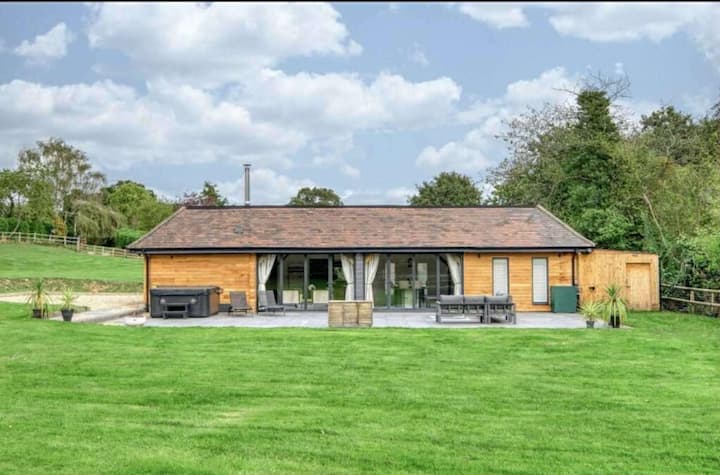 Luxury Country Escape | Hot Tub & Log Burner - Worcestershire