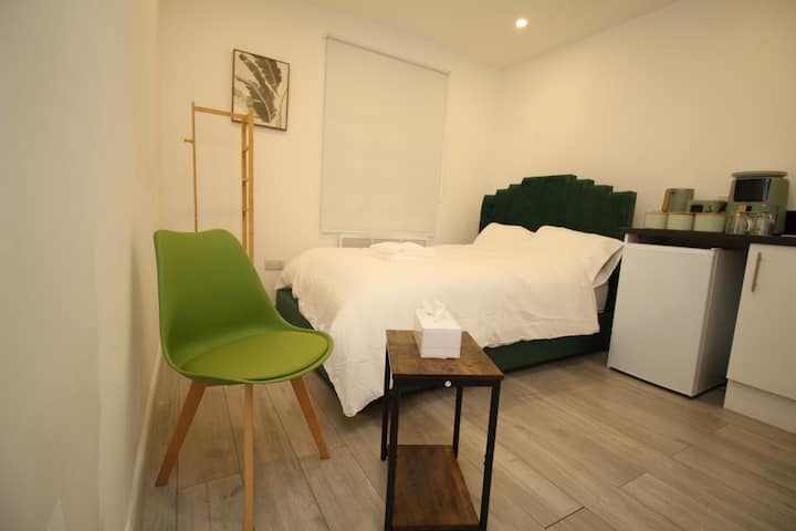 Ensuite Studio In Heart Of Sutton 2 Mint To Train - Sutton - London