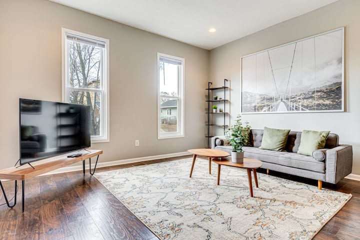 4mi To Dwtn: Modern Home W/ Chef’s Kitchen + Yard - 인디애나폴리스