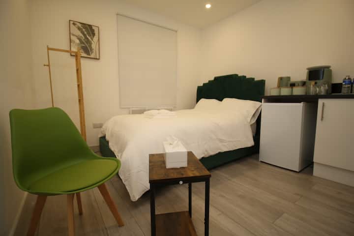 Ensuite Studio In Heart Of Vibrant Sutton - Sm1 - Epsom