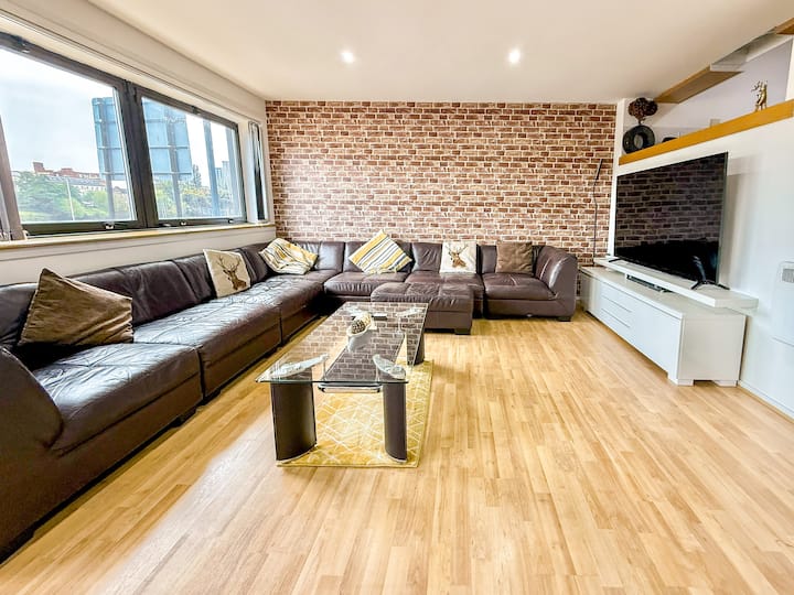 Riverside 2br Flat W/ Parking In City Centre - Glasgow