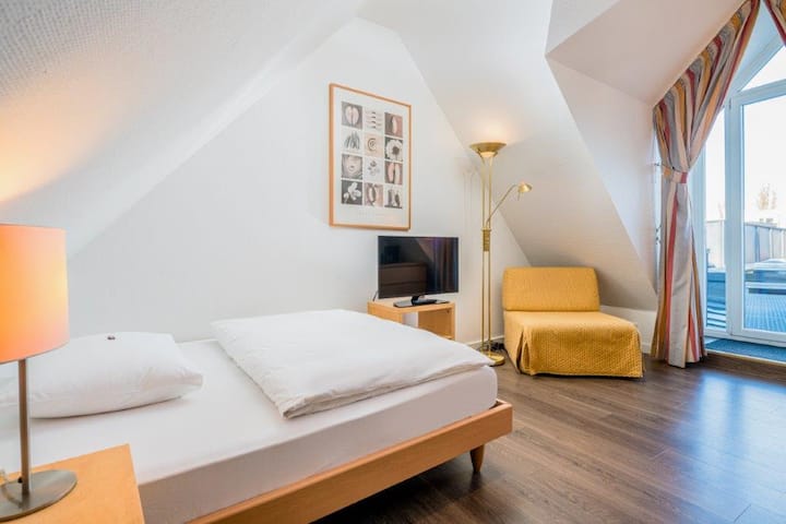 Ruhiges Dachgeschossapartment Am Kolumbusplatz - Munich