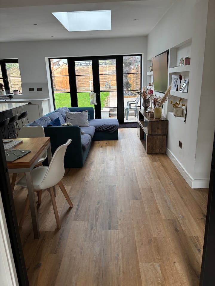 Recently Renovated 3/4 Bedroom House With Garden - Epsom