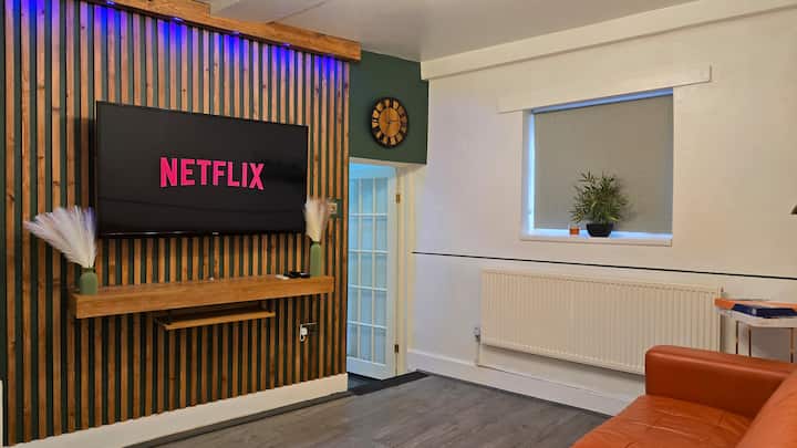 Entire Apartment | Free Parking | Prime Location - Bury