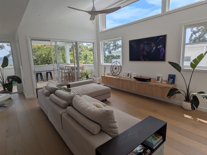 Tree House With Ocean Views And Walk To Beach - Coolangatta