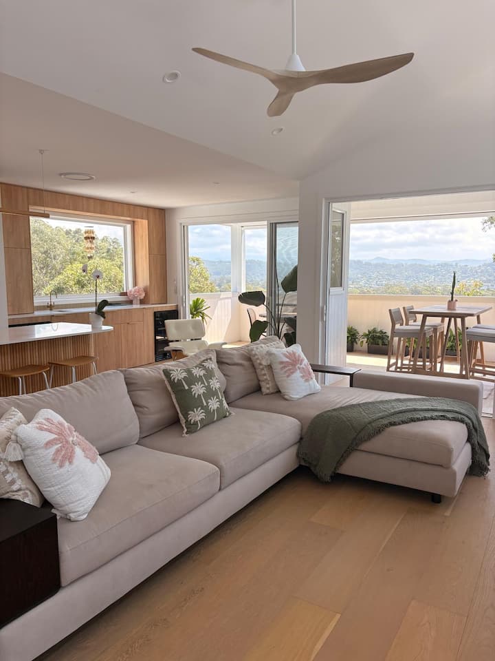 Tree House With Ocean Views And Light Filled Rooms - Coolangatta