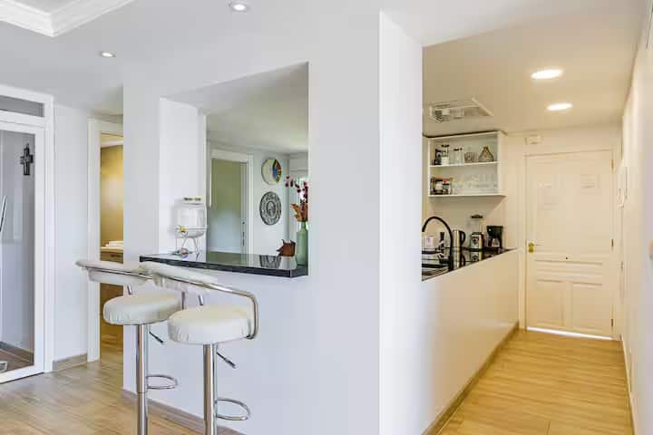 Frida Apartment, Great Accommodation On The Beach - Torremolinos