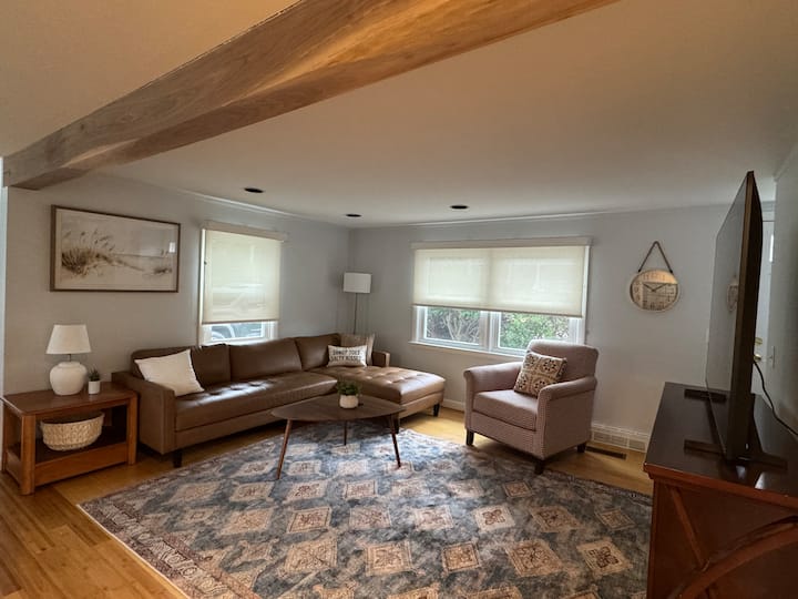 Spacious Getaway –1 Mile From Narragansett Beach - Narragansett, RI