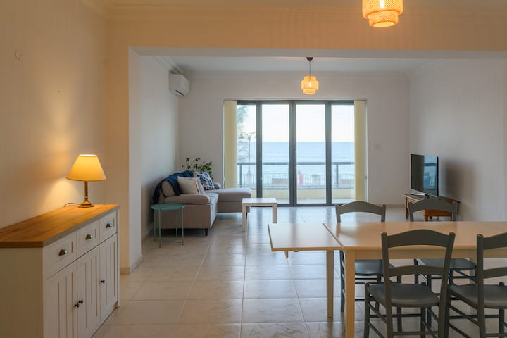 Seafront 4-bedroom Apartment - Valletta