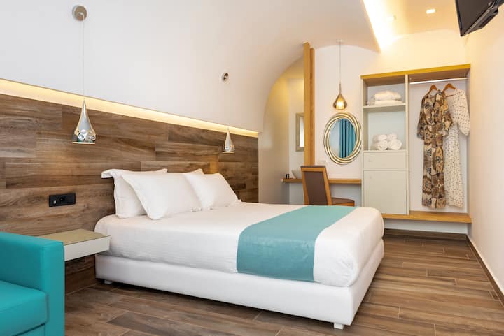 Superior Room In Deluxe Suites Fira - Santorin