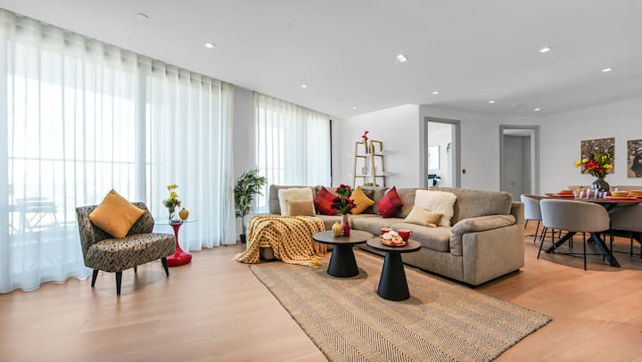 Ultra Lux 3 Bedroom Skyscraper Flat - London