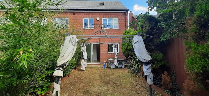 Large 4 Bed Family Home. Sleeps 8 - Doncaster