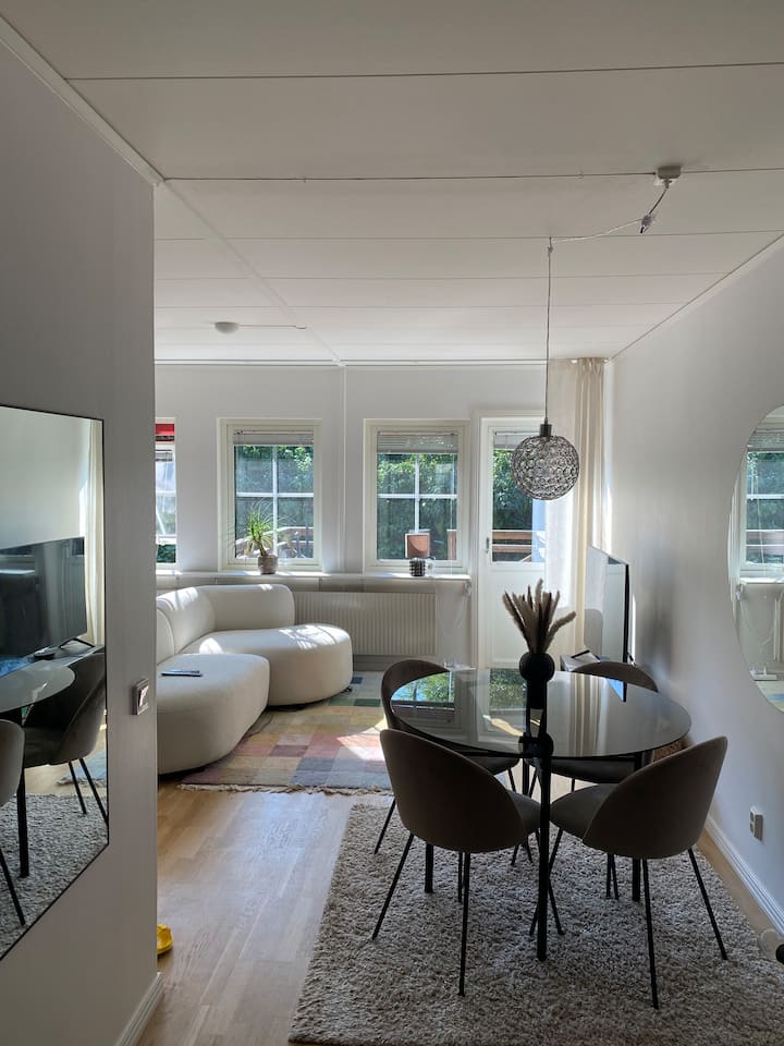 Charmigt Radhus Med Terrass I Söder - Vallentuna