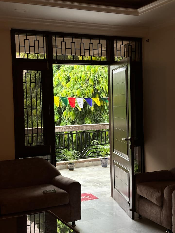 Spacious 3bhk With Park View In Lajpat Nagar - New Delhi