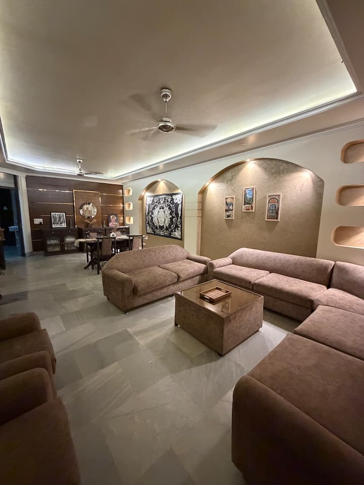 Spacious 3bhk With Park View In Lajpat Nagar - Nueva Delhi