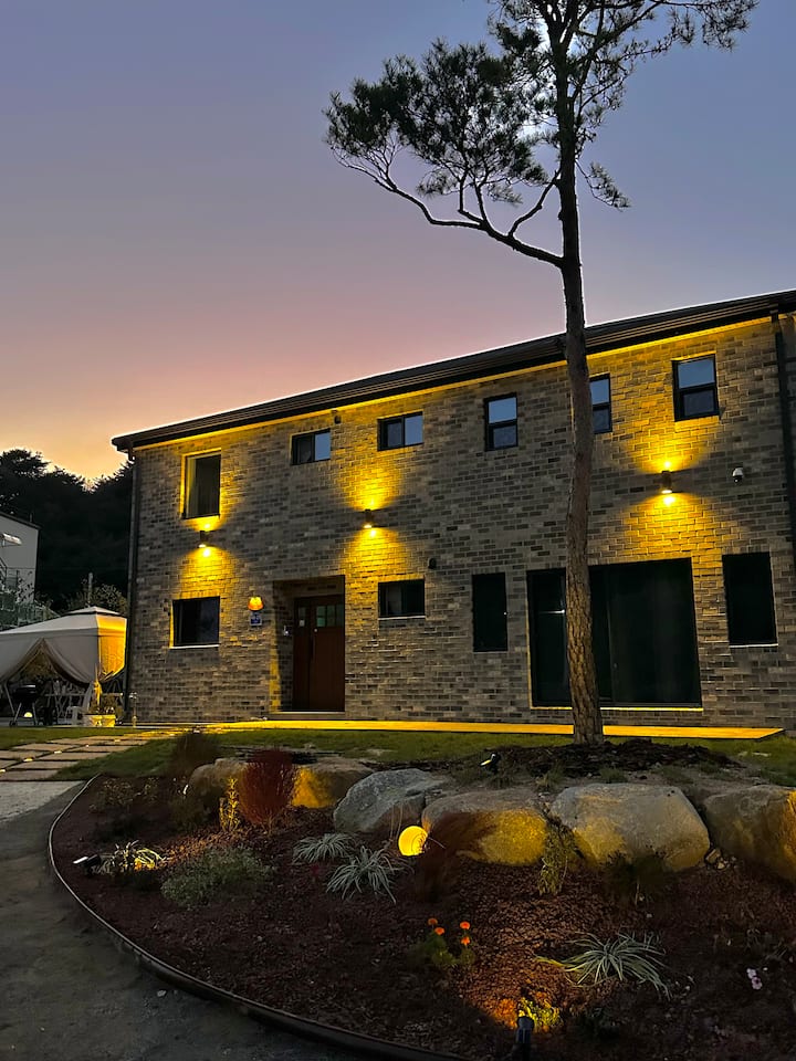 네스트 인 강릉 / 감성 독채 하우스 / 방 4개 / 바베큐존 / 넓은 마당 / 무비라운지 - Gangneung-si