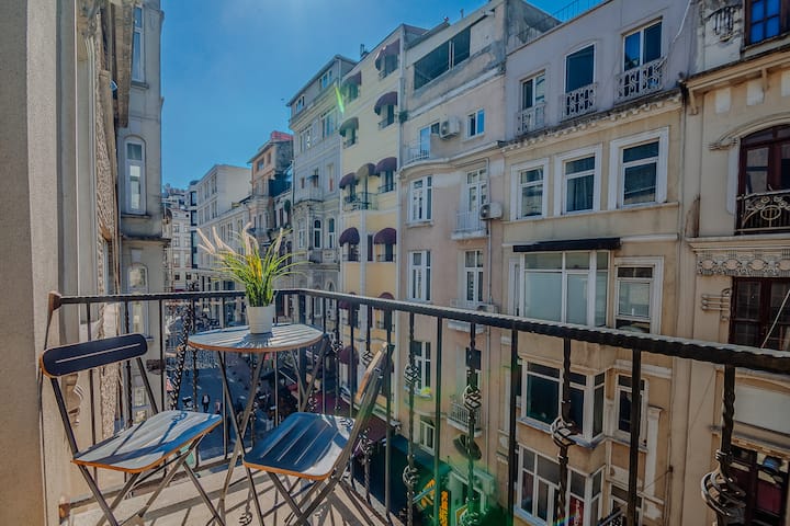 1+1  Apartment With Balcony In Taksim - Şişli