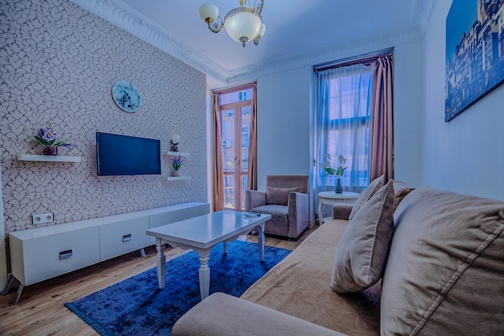 1+1  Apartment With Balcony In Taksim - Balat