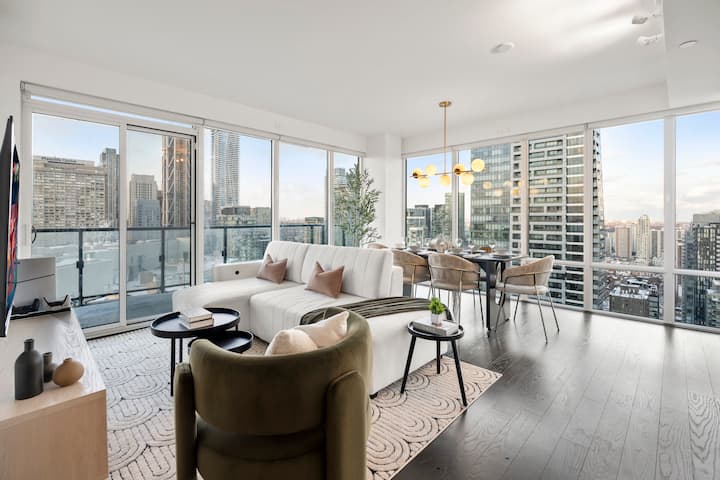 The Royal Bnb Flagship - Premium Views, Ps5, Pool - Toronto