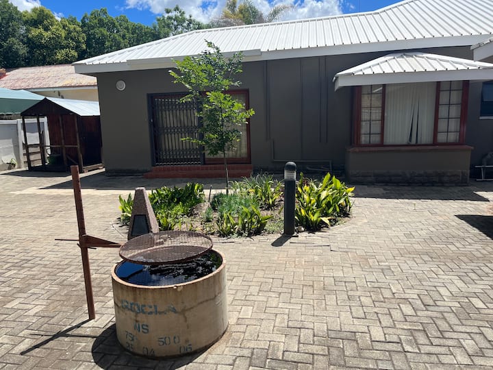 1 Bedroom Flat, Safe Inside Parking. - Bloemfontein