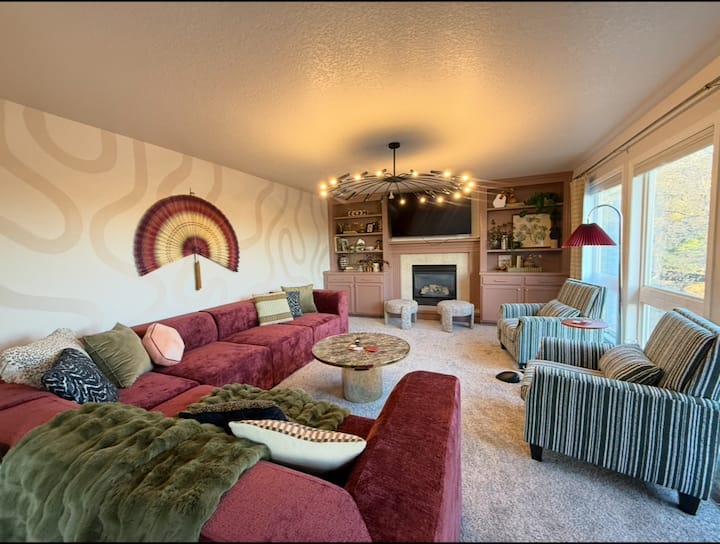 2 Kings | Game Room | Hot Tub | Fire Pit | Gym - West Des Moines, IA