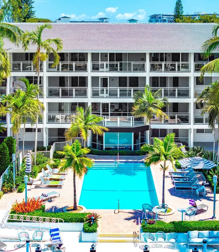 Boca Intercoastal Stay • Walk To Beach• Pool & Gym - Boca Raton, FL