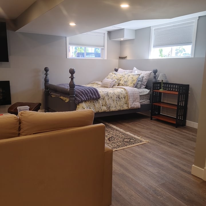 Suite With Keurig, Fridge, Toaster And Full Bathrm - Arnprior