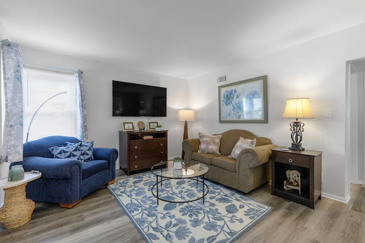 Modern Garden 1br | Laundry + Pets Ok | Quiet - Saint Joseph, MO