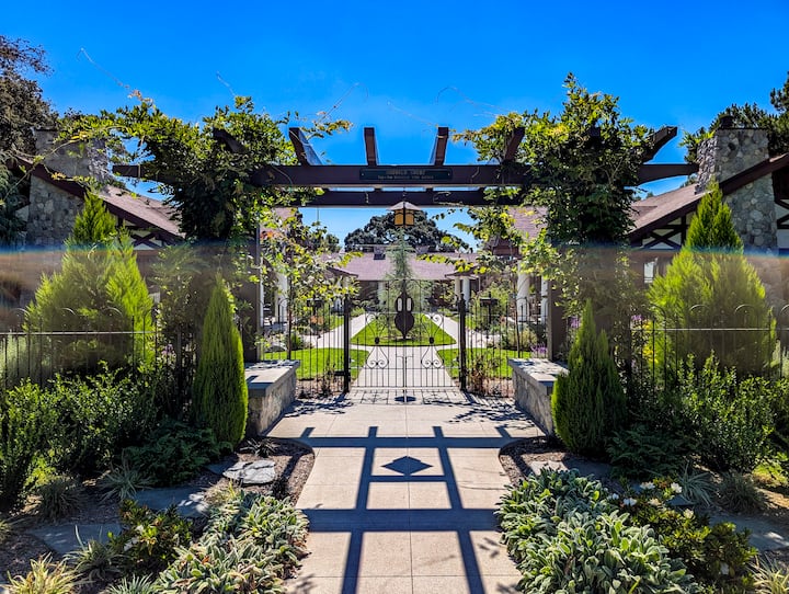 Peaceful Bungalow Court Cottage, Mountain Views - Monrovia, CA