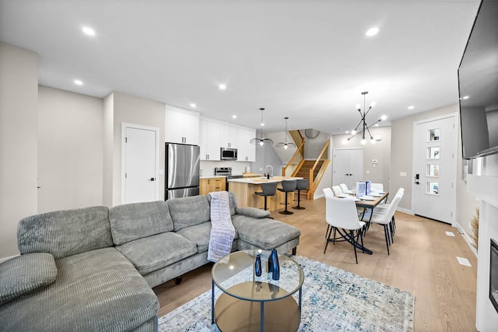 4br | 3.5 Bath | Game Rm | Near Hospital | Garage - Calgary