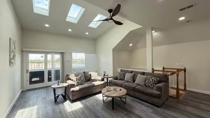 Huge 3br Duplex W/ Private Entry & Garage/edinburg - Edinburg, TX