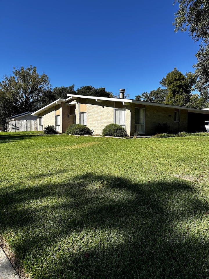 Spacious 4br | Game Room | Conveniently Located - Baton Rouge, LA