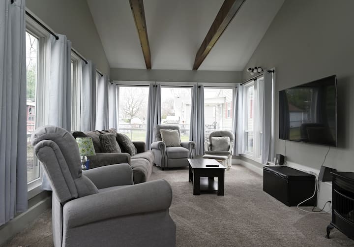 Ottawa Family Nest – Cozy, Fun & Fresh Eggs! - Ottawa, IL