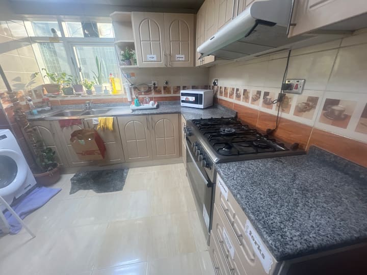 10-tiny Room Clean And Quite - Abou Dabi