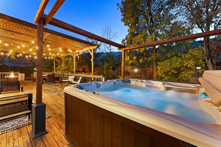 Iconic Retreat Basketball Court Hot Tub Game Loft - Reno, NV