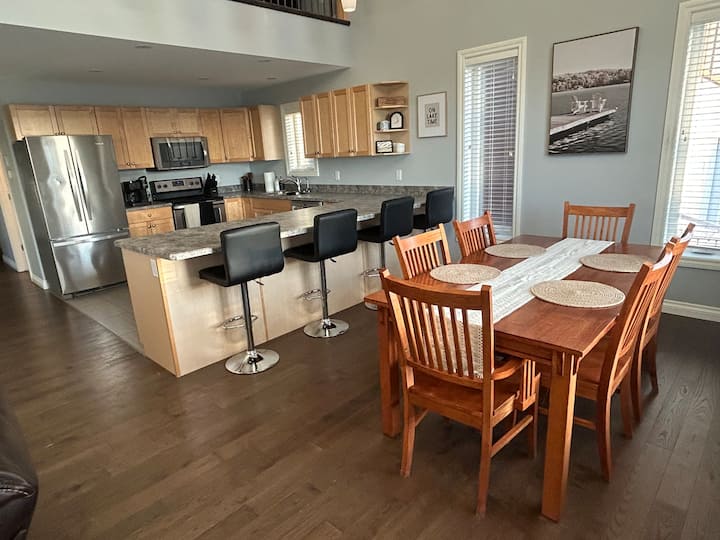 The Glen Den In Glen Harbour, Saskatchewan - Regina Beach