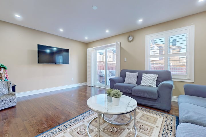 Spacious Cozy Room For Your Stay - Brampton