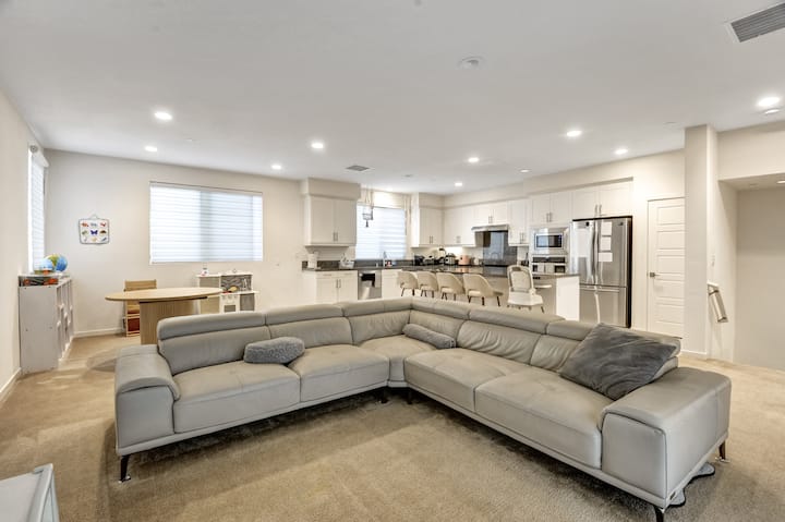 Modern Young Family Home Near Great Park - Tustin